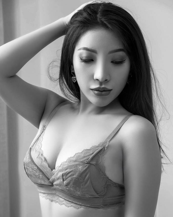 นาง เมี้ยะ ซาน อดีตหมอเมียนมา สาวเซ็กซี่ตัวแม่ ถูกสั่งจำคุก 6 ปี เหตุทำ OnlyFans